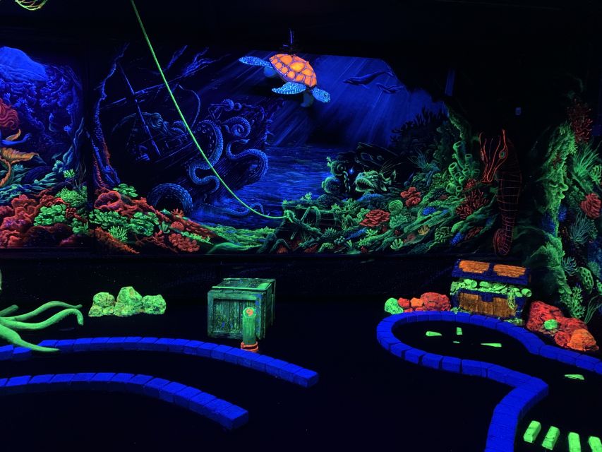 Mini-golf fluorescente all'Aloha di Amsterdam | Prezzo dei Biglietti
